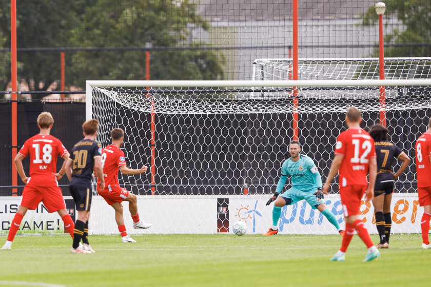 FC Twente wint trainingswedstrijd van Go Ahead Eagles (3-0)