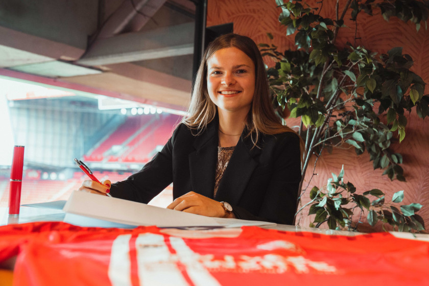 Kayleigh van Dooren tekent nieuw contract bij FC Twente Vrouwen